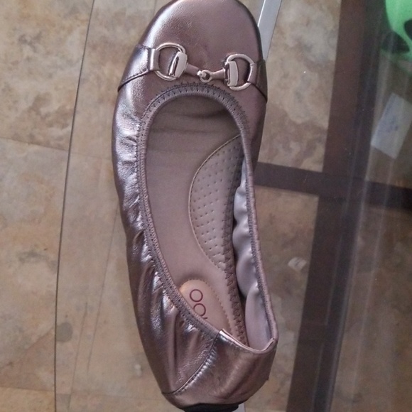 me too | Shoes | Size 6 Silver Me Too Flats | Poshmark